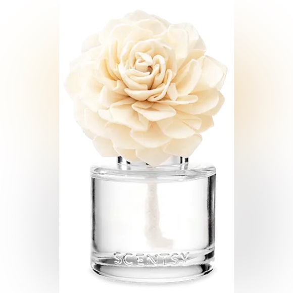 Scentsy | Other | Diffuser Daydream Oasis Dahlia Flower | Poshmark